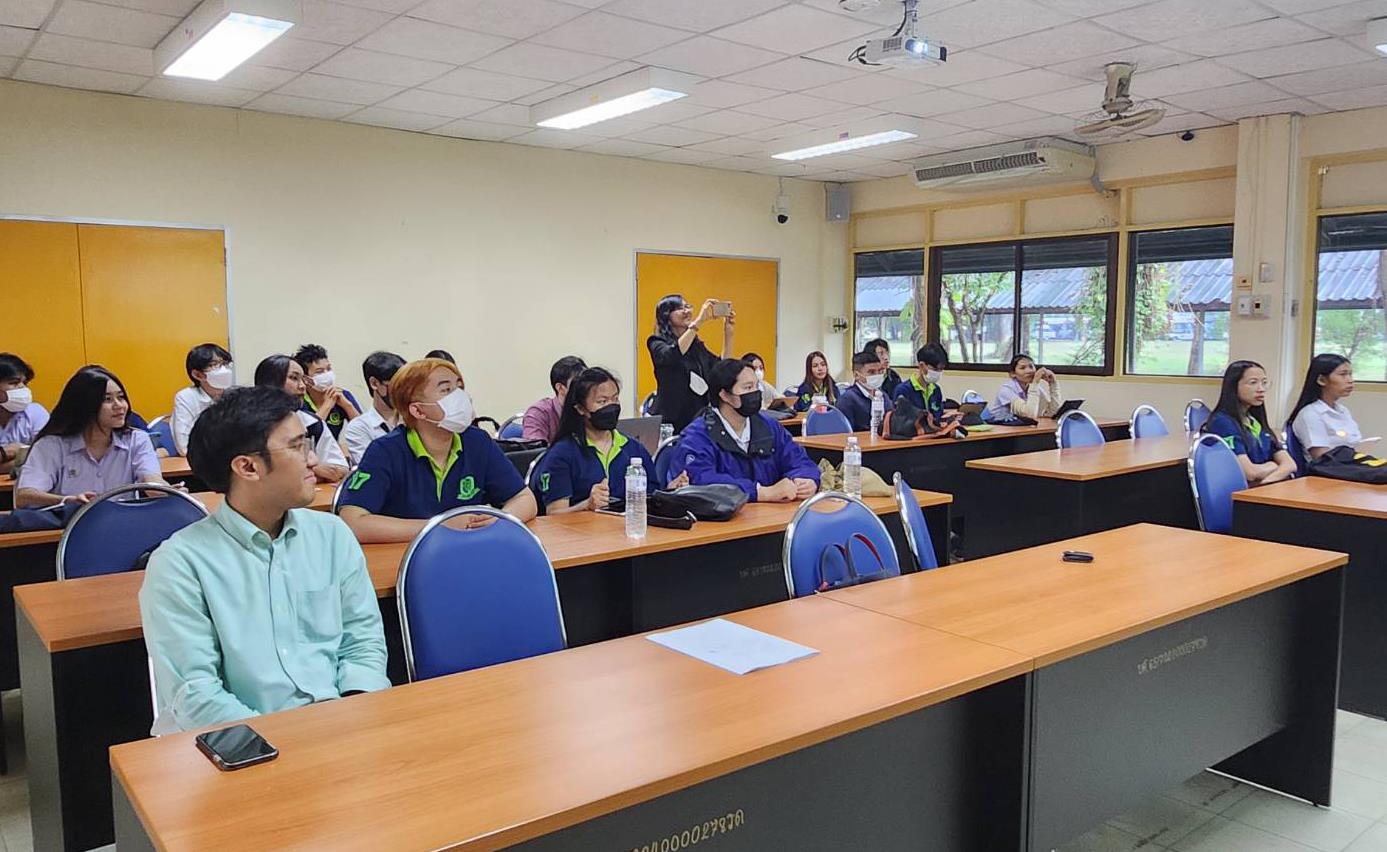 นักศึกษา สาขา การจัดการธุรกิจระหว่างประเทศ ได้รับฟังการบรรยายจาก คุณ ...