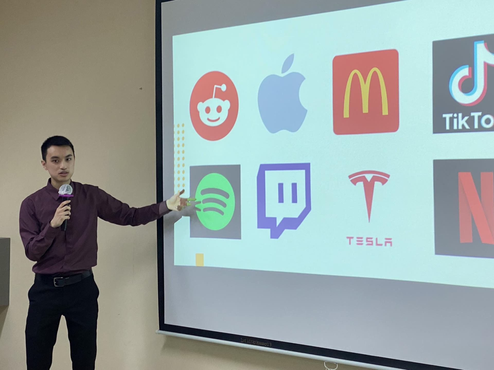 นักศึกษา สาขา การจัดการธุรกิจระหว่างประเทศ ได้รับฟังการบรรยายจาก คุณ ...