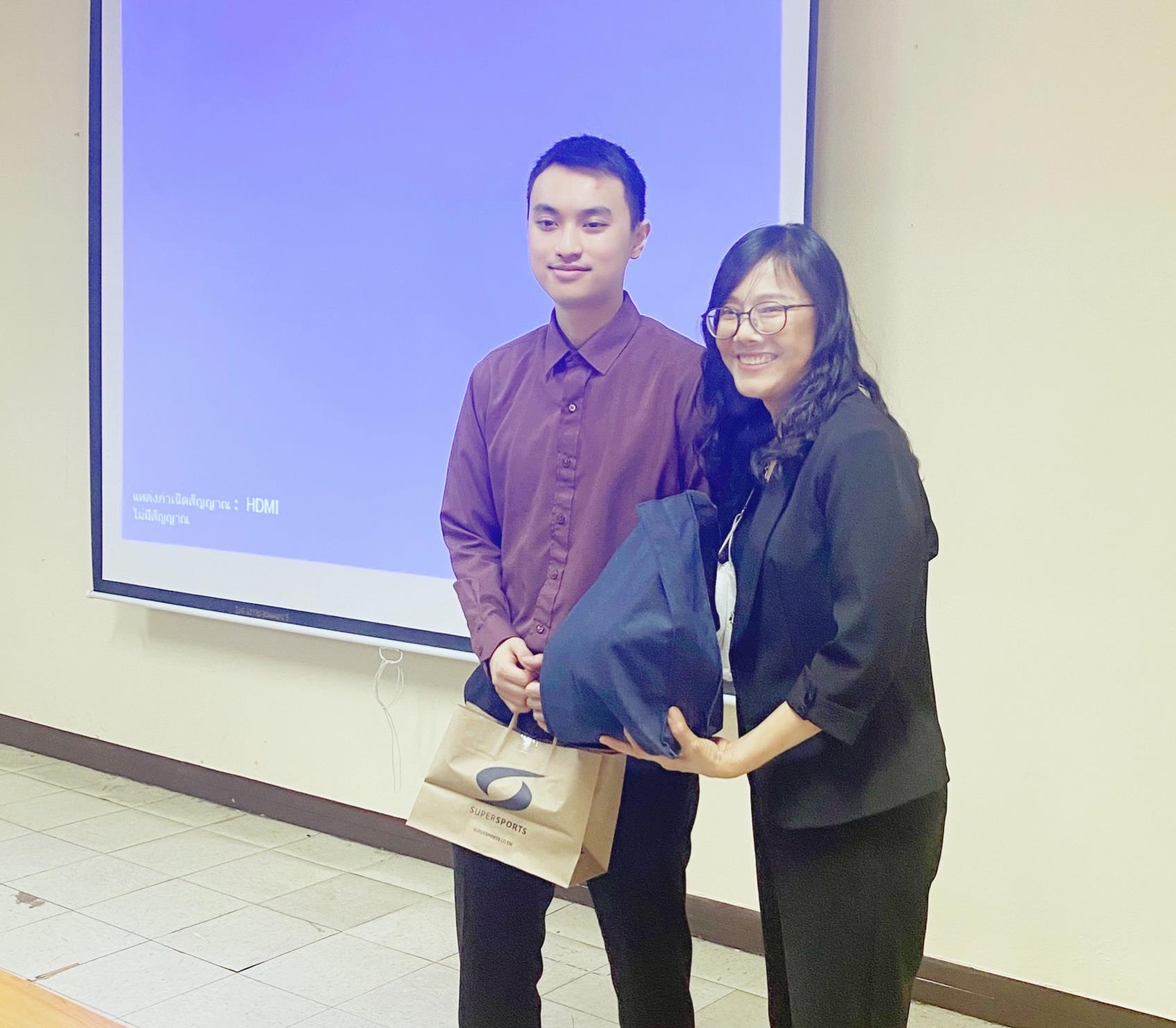 นักศึกษา สาขา การจัดการธุรกิจระหว่างประเทศ ได้รับฟังการบรรยายจาก คุณ ...