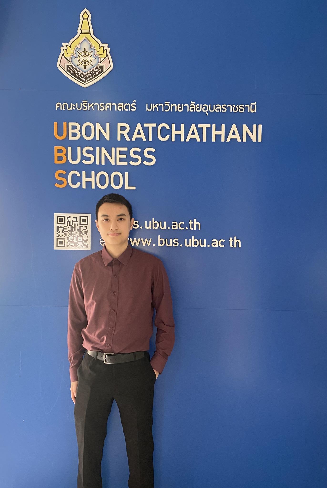 นักศึกษา สาขา การจัดการธุรกิจระหว่างประเทศ ได้รับฟังการบรรยายจาก คุณ ...